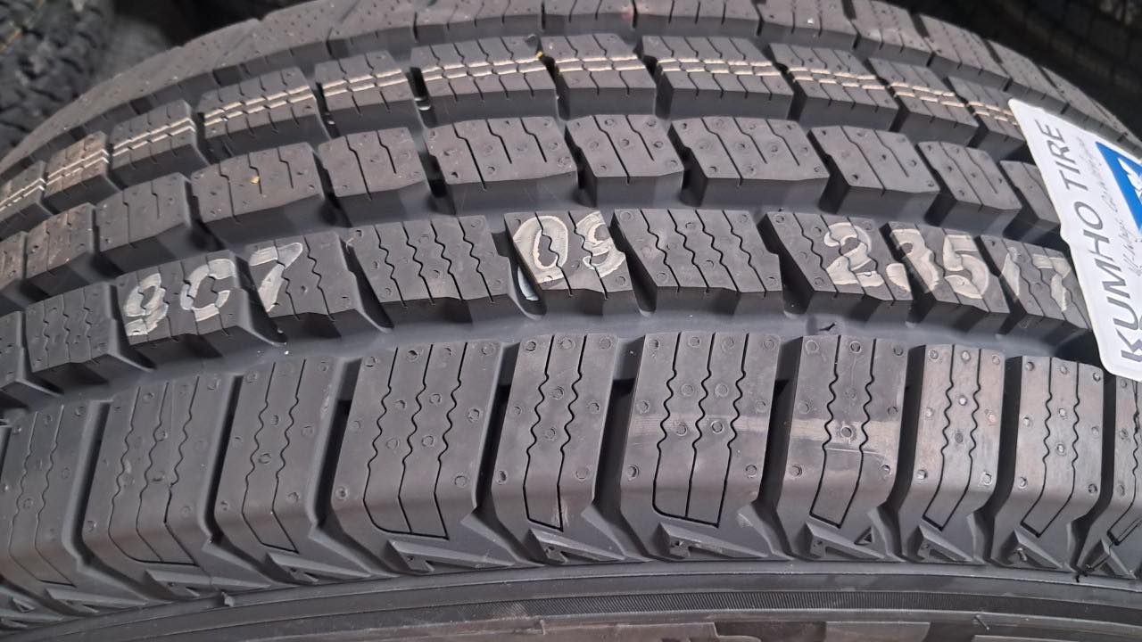 Lốp ô tô 235/75R15 Kumho Crugen HT51
